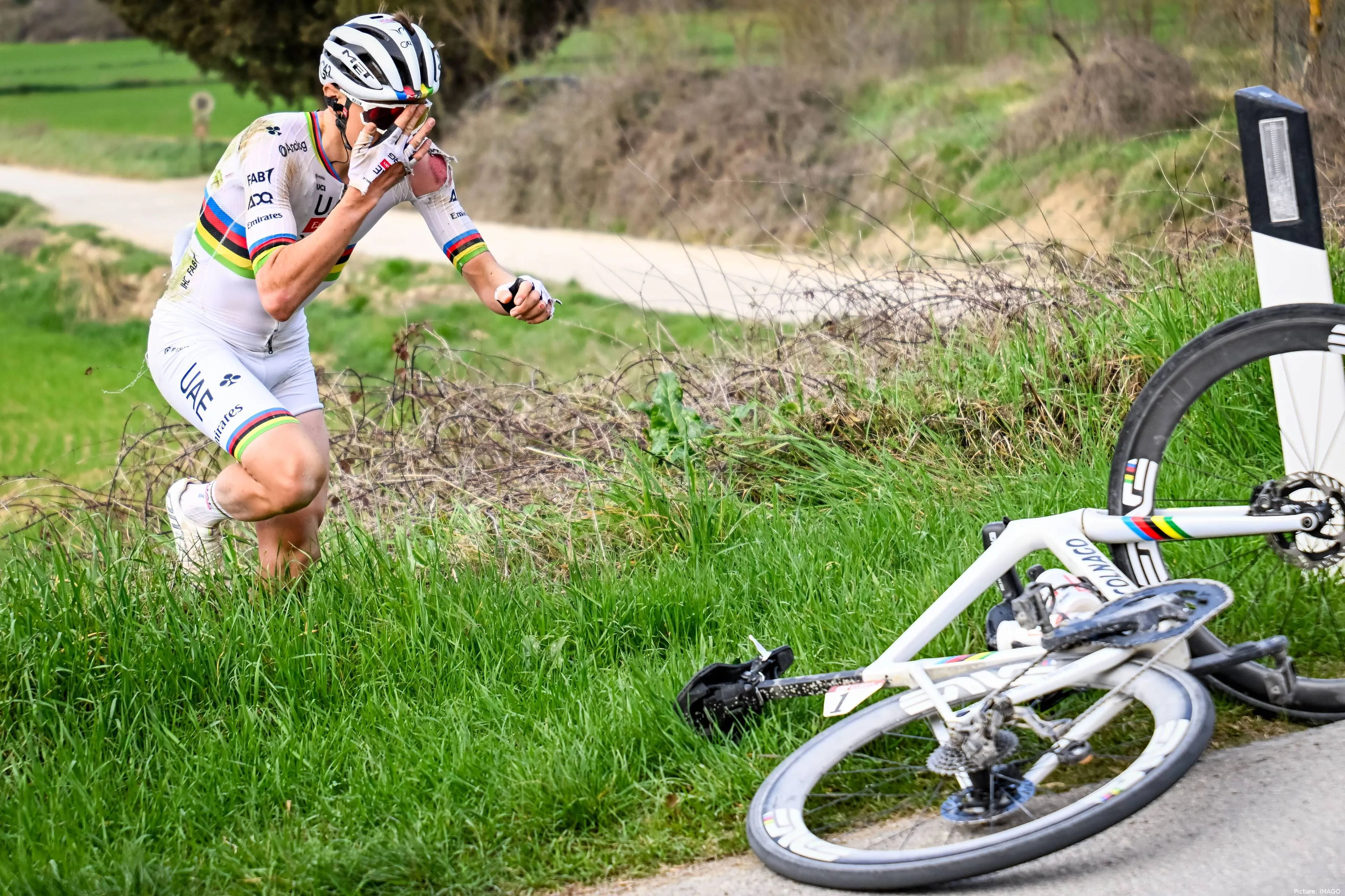 "Op dit moment heb ik veel pijn" - Tadej Pogacar voelt gevolgen van valprtij in Strade Bianche